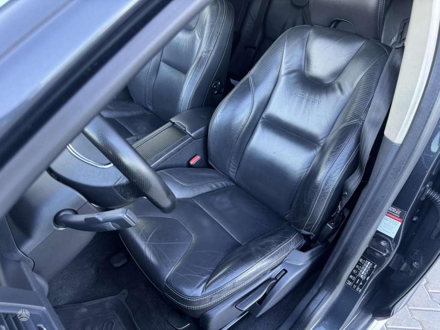 Grey Volvo XC60 2011 in Vilnius, with an engine capacity of 2.00 L and mileage of 270 thousand km for 8750 €, photo 16 on AUTOMOTO.COM.LV