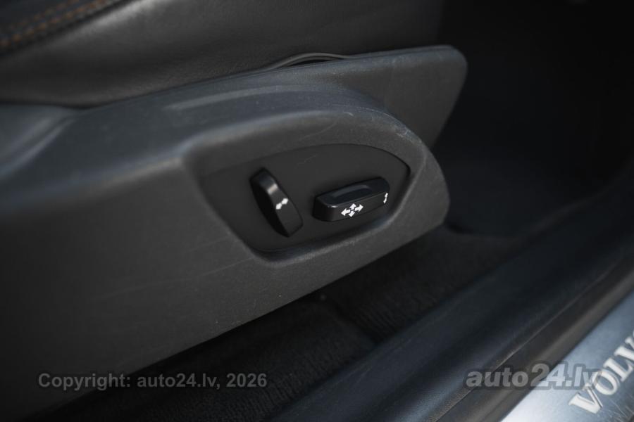 Grey Volvo XC60 2011 in Tallinn, with an engine capacity of 2.40 L and mileage of 367 thousand km for 5990 €, photo 28 on AUTOMOTO.COM.LV