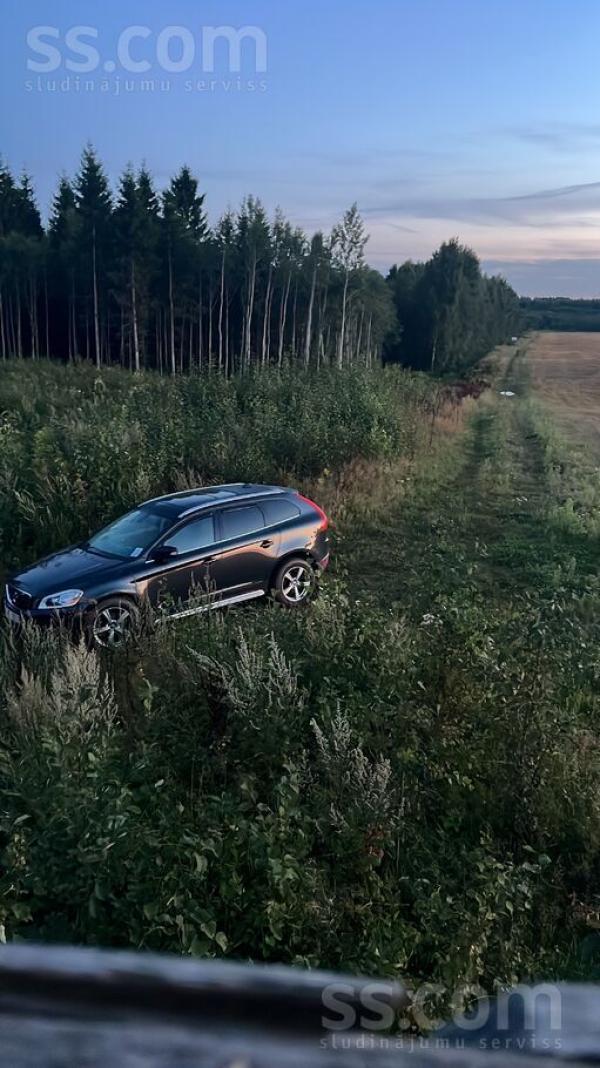 Pelēks Volvo XC60 2011 Ogre, ar dzinēja tilpumu 2.40 L un nobraukumu 367 tūkst. km par 9000 €, foto 1 vietnē AUTOMOTO.COM.LV