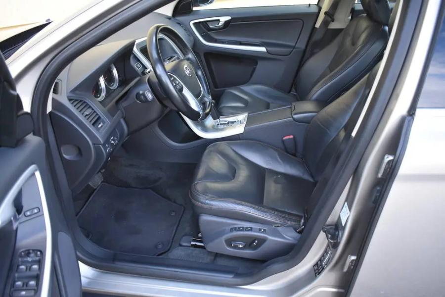 Grey Volvo XC60 2011 in Talsi, with an engine capacity of 2.40 L and mileage of 239 thousand km for 9500 €, photo 7 on AUTOMOTO.COM.LV
