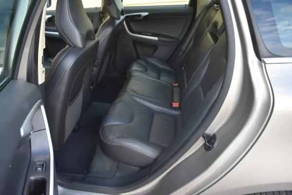 Grey Volvo XC60 2011 in Talsi, with an engine capacity of 2.40 L and mileage of 239 thousand km for 9500 €, photo 8 on AUTOMOTO.COM.LV