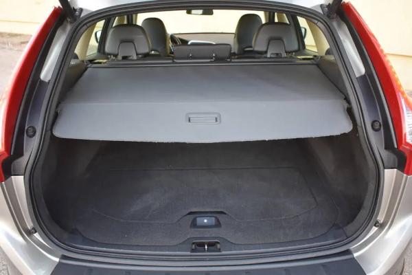 Grey Volvo XC60 2011 in Talsi, with an engine capacity of 2.40 L and mileage of 239 thousand km for 9500 €, photo 9 on AUTOMOTO.COM.LV
