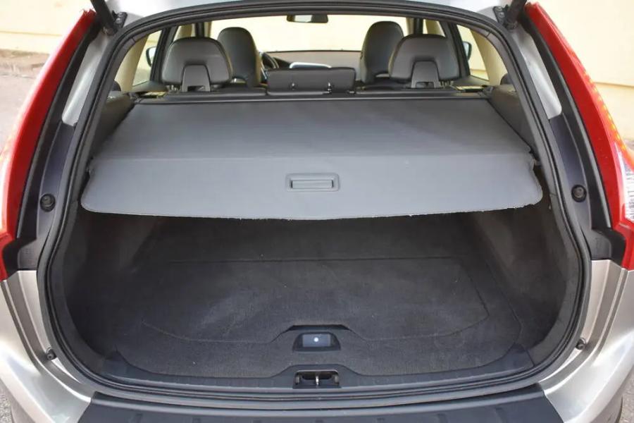 Grey Volvo XC60 2011 in Talsi, with an engine capacity of 2.40 L and mileage of 239 thousand km for 9500 €, photo 10 on AUTOMOTO.COM.LV