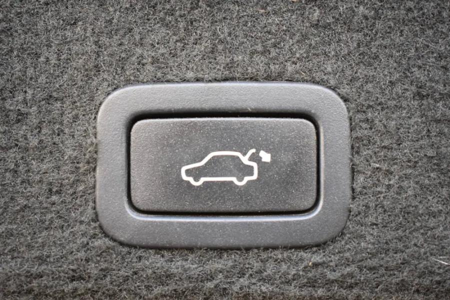Grey Volvo XC60 2011 in Talsi, with an engine capacity of 2.40 L and mileage of 239 thousand km for 9500 €, photo 11 on AUTOMOTO.COM.LV