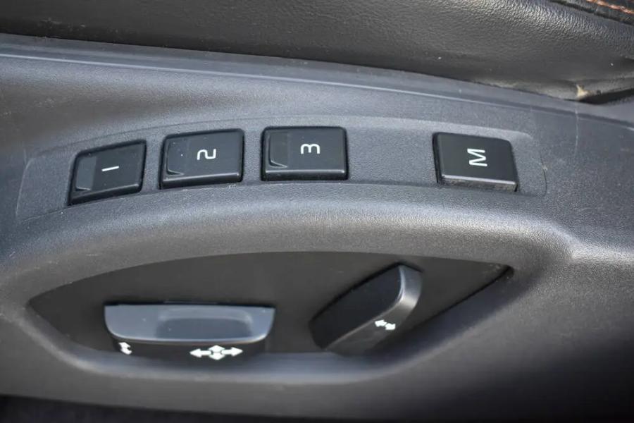 Grey Volvo XC60 2011 in Talsi, with an engine capacity of 2.40 L and mileage of 239 thousand km for 9500 €, photo 14 on AUTOMOTO.COM.LV