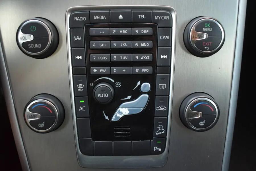 Grey Volvo XC60 2011 in Talsi, with an engine capacity of 2.40 L and mileage of 239 thousand km for 9500 €, photo 16 on AUTOMOTO.COM.LV