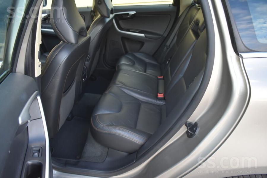 Pelēks Volvo XC60 2011 Talsi, ar dzinēja tilpumu 2.40 L un nobraukumu 239 tūkst. km par 9500 €, foto 9 vietnē AUTOMOTO.COM.LV