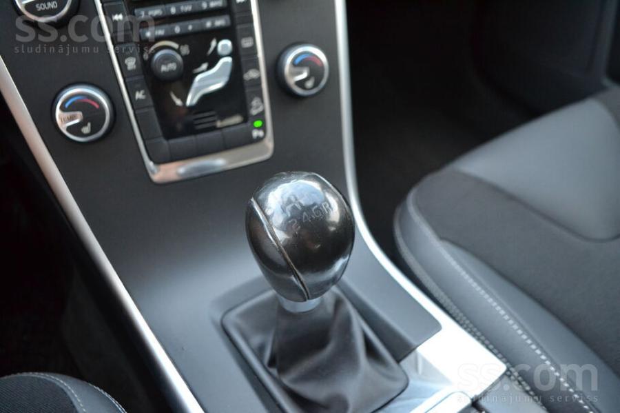 Grey Volvo XC60 2011 in Riga, with an engine capacity of 2.40 L and mileage of 274 thousand km for 7650 €, photo 20 on AUTOMOTO.COM.LV
