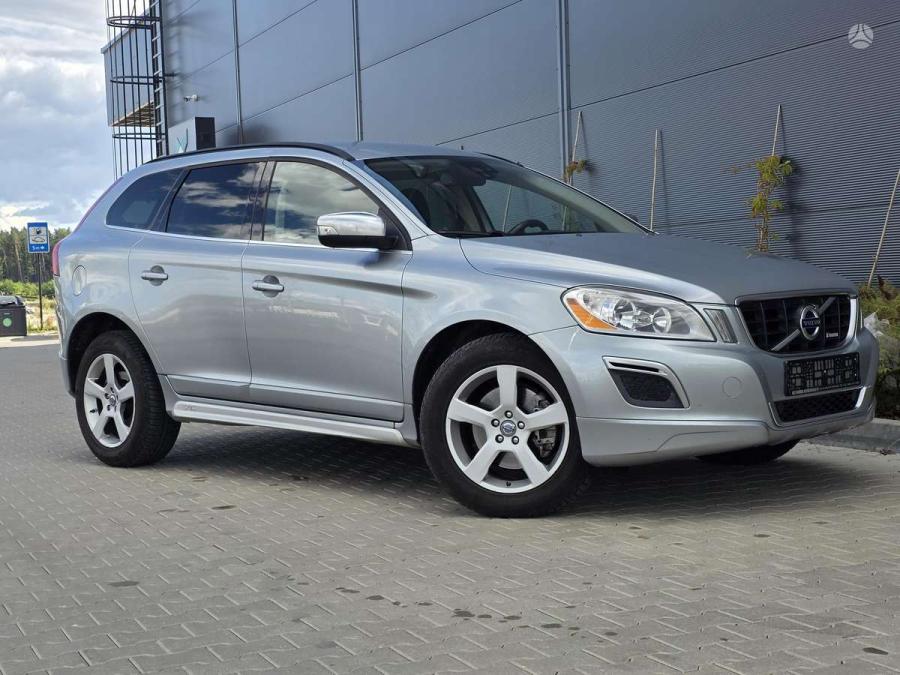 Grey Volvo XC60 2011 in Vilnius, with an engine capacity of 2.40 L and mileage of 354 thousand km for 8850 €, photo 1 on AUTOMOTO.COM.LV