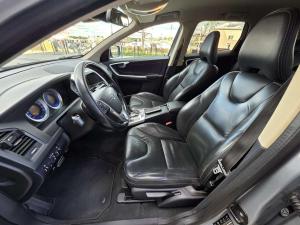 Grey Volvo XC60 2011 in Vilnius, with an engine capacity of 2.40 L and mileage of 354 thousand km for 8850 €, photo 9 on AUTOMOTO.COM.LV