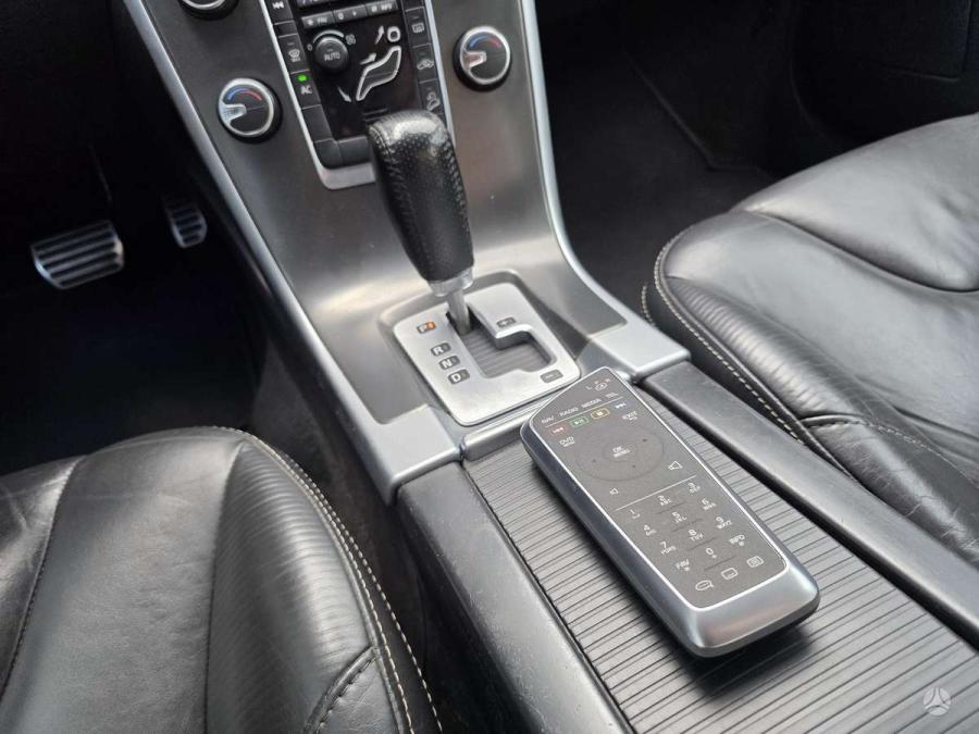 Grey Volvo XC60 2011 in Vilnius, with an engine capacity of 2.40 L and mileage of 354 thousand km for 8850 €, photo 12 on AUTOMOTO.COM.LV