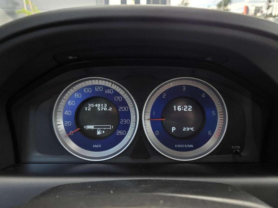 Grey Volvo XC60 2011 in Vilnius, with an engine capacity of 2.40 L and mileage of 354 thousand km for 8850 €, photo 13 on AUTOMOTO.COM.LV