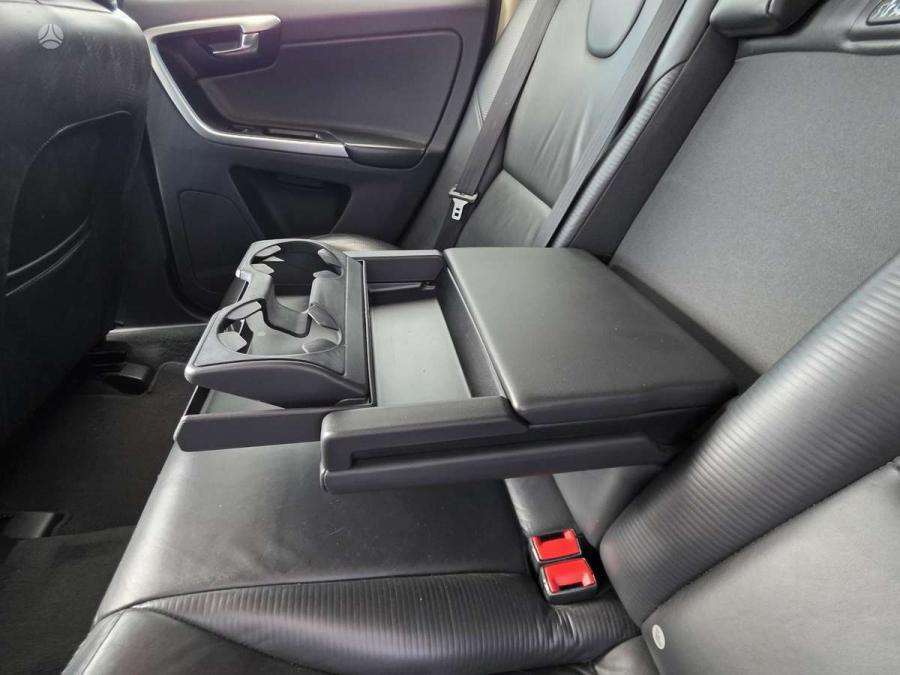 Grey Volvo XC60 2011 in Vilnius, with an engine capacity of 2.40 L and mileage of 354 thousand km for 8850 €, photo 19 on AUTOMOTO.COM.LV