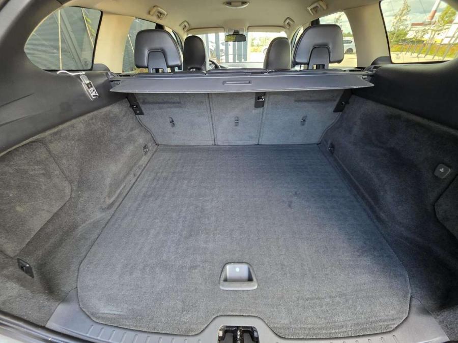 Grey Volvo XC60 2011 in Vilnius, with an engine capacity of 2.40 L and mileage of 354 thousand km for 8850 €, photo 21 on AUTOMOTO.COM.LV