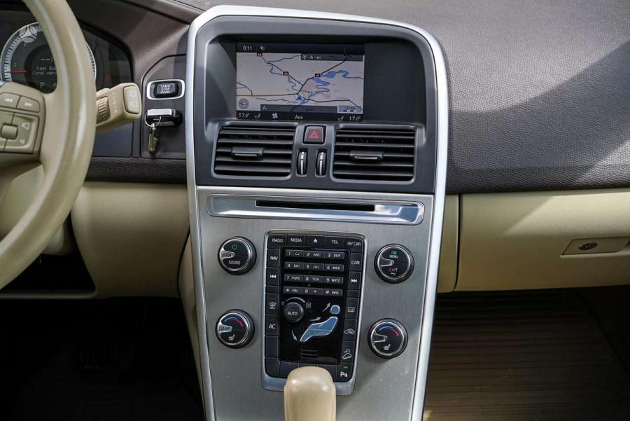 Grey Volvo XC60 2011 in Kaunas, with an engine capacity of 2.40 L and mileage of 213 thousand km for 9450 €, photo 20 on AUTOMOTO.COM.LV