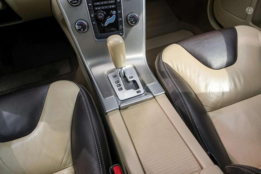 Grey Volvo XC60 2011 in Kaunas, with an engine capacity of 2.40 L and mileage of 213 thousand km for 9450 €, photo 23 on AUTOMOTO.COM.LV