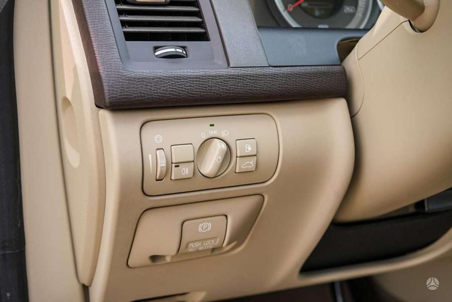 Grey Volvo XC60 2011 in Kaunas, with an engine capacity of 2.40 L and mileage of 213 thousand km for 9450 €, photo 33 on AUTOMOTO.COM.LV