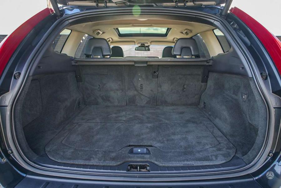Grey Volvo XC60 2011 in Marijampole, with an engine capacity of 2.40 L and mileage of 277 thousand km for 9250 €, photo 12 on AUTOMOTO.COM.LV