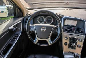 Grey Volvo XC60 2011 in Marijampole, with an engine capacity of 2.40 L and mileage of 277 thousand km for 9250 €, photo 15 on AUTOMOTO.COM.LV
