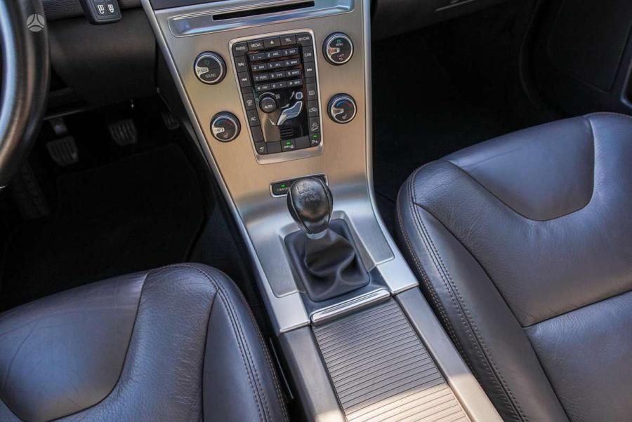 Grey Volvo XC60 2011 in Marijampole, with an engine capacity of 2.40 L and mileage of 277 thousand km for 9250 €, photo 19 on AUTOMOTO.COM.LV