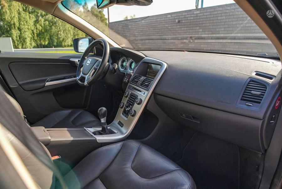 Grey Volvo XC60 2011 in Marijampole, with an engine capacity of 2.40 L and mileage of 277 thousand km for 9250 €, photo 36 on AUTOMOTO.COM.LV