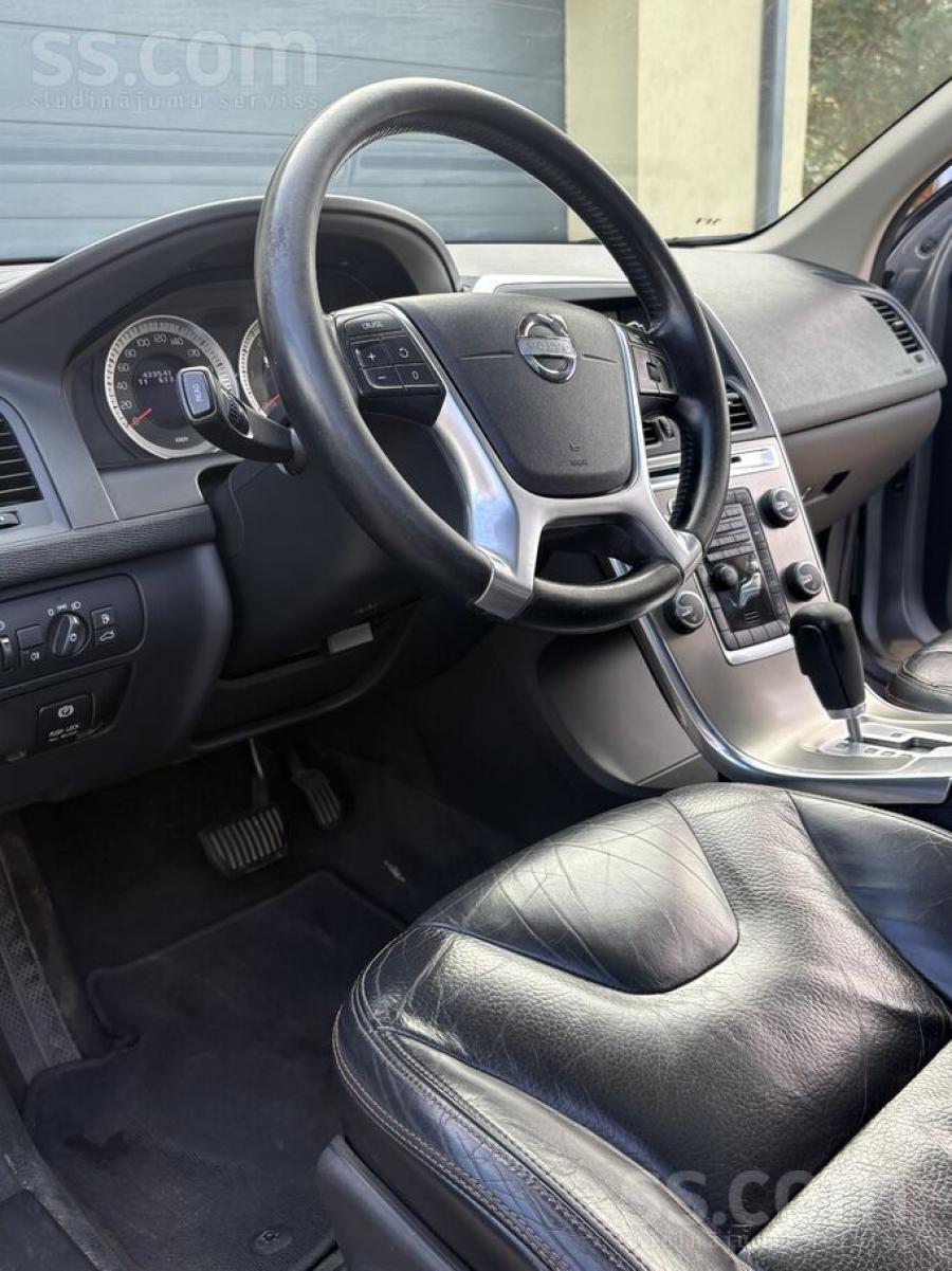 Grey Volvo XC60 2011 in Ogre, with an engine capacity of 2.40 L and mileage of 433 thousand km for 6350 €, photo 8 on AUTOMOTO.COM.LV