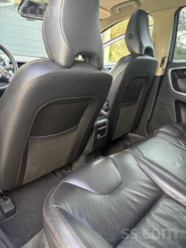 Grey Volvo XC60 2011 in Ogre, with an engine capacity of 2.40 L and mileage of 433 thousand km for 6350 €, photo 9 on AUTOMOTO.COM.LV