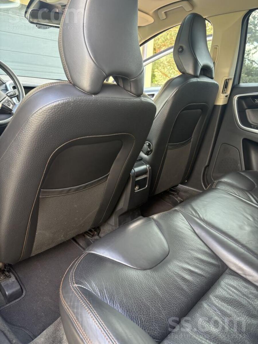 Grey Volvo XC60 2011 in Ogre, with an engine capacity of 2.40 L and mileage of 433 thousand km for 6350 €, photo 9 on AUTOMOTO.COM.LV