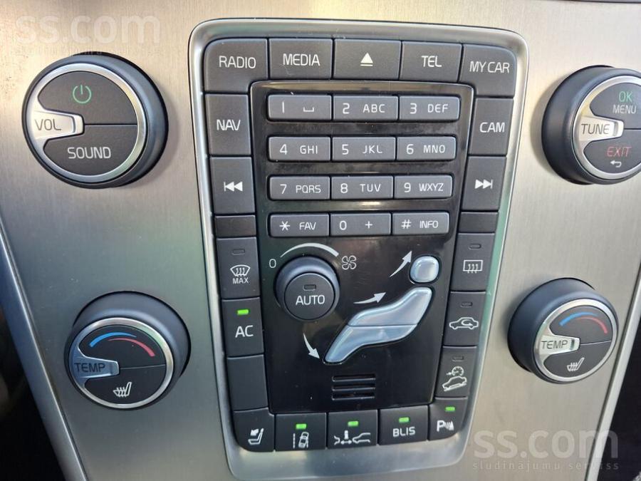 Pelēks Volvo XC60 2011 Rīga, ar dzinēja tilpumu 2.40 L un nobraukumu 219 tūkst. km par 9995 €, foto 21 vietnē AUTOMOTO.COM.LV