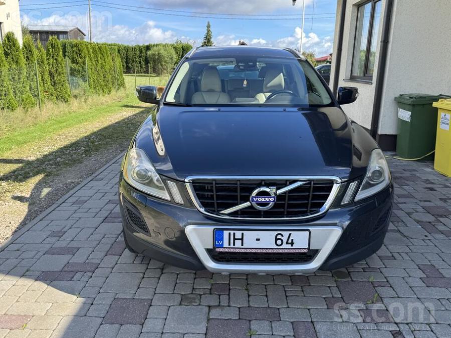 Grey Volvo XC60 2011 in Riga, with an engine capacity of 2.40 L and mileage of 281 thousand km for 5300 €, photo 3 on AUTOMOTO.COM.LV