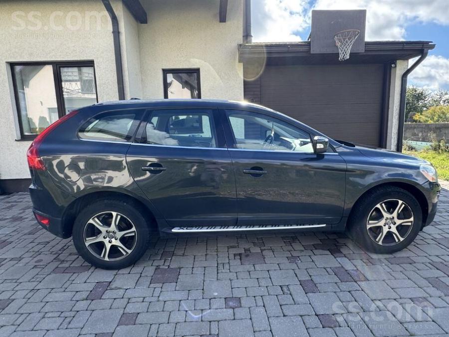 Grey Volvo XC60 2011 in Riga, with an engine capacity of 2.40 L and mileage of 281 thousand km for 5300 €, photo 5 on AUTOMOTO.COM.LV