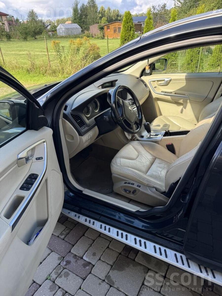 Grey Volvo XC60 2011 in Riga, with an engine capacity of 2.40 L and mileage of 281 thousand km for 5300 €, photo 9 on AUTOMOTO.COM.LV