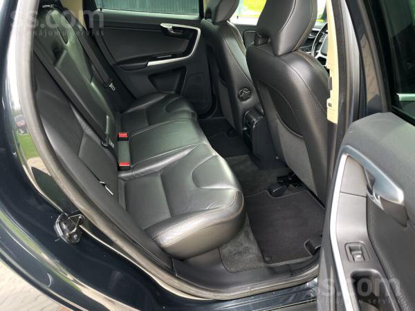 Grey Volvo XC60 2011 in Jelgava, with an engine capacity of 2.40 L and mileage of 286 thousand km for 9996 €, photo 4 on AUTOMOTO.COM.LV