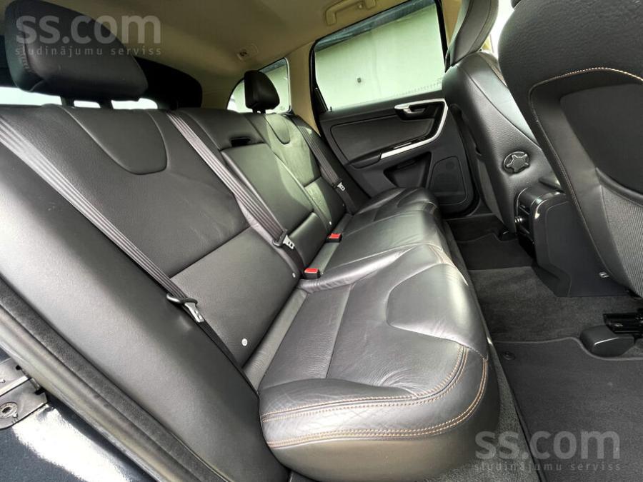 Grey Volvo XC60 2011 in Jelgava, with an engine capacity of 2.40 L and mileage of 286 thousand km for 9996 €, photo 5 on AUTOMOTO.COM.LV