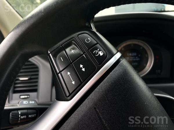 Grey Volvo XC60 2011 in Jelgava, with an engine capacity of 2.40 L and mileage of 286 thousand km for 9996 €, photo 9 on AUTOMOTO.COM.LV