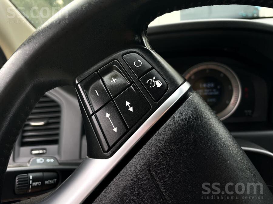 Grey Volvo XC60 2011 in Jelgava, with an engine capacity of 2.40 L and mileage of 286 thousand km for 9996 €, photo 9 on AUTOMOTO.COM.LV