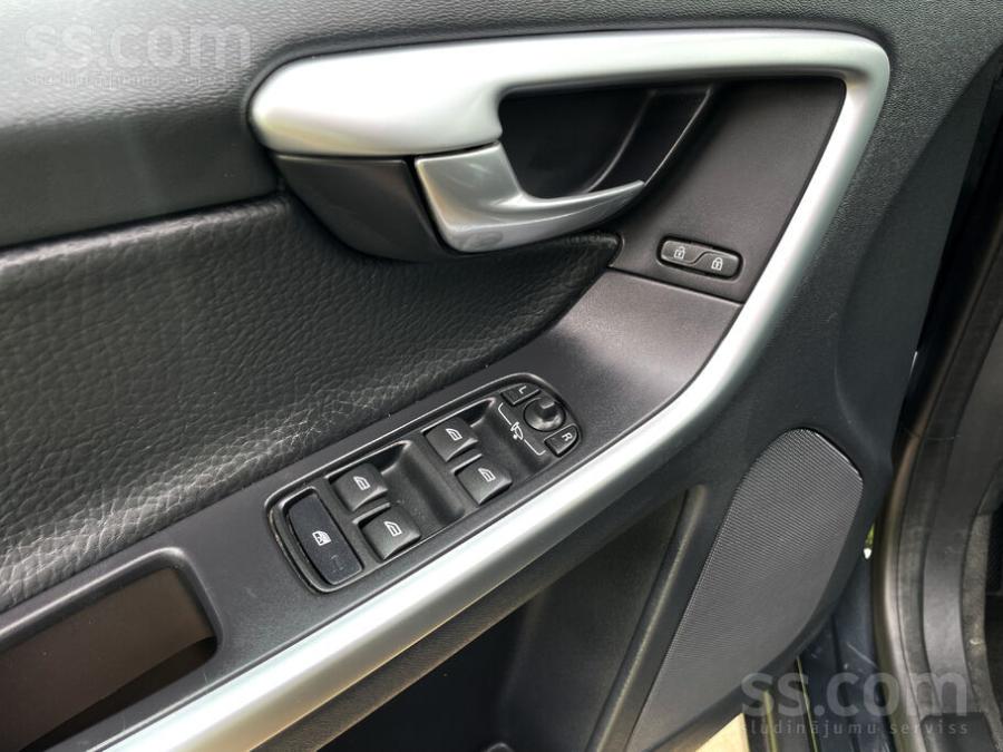 Grey Volvo XC60 2011 in Jelgava, with an engine capacity of 2.40 L and mileage of 286 thousand km for 9996 €, photo 11 on AUTOMOTO.COM.LV