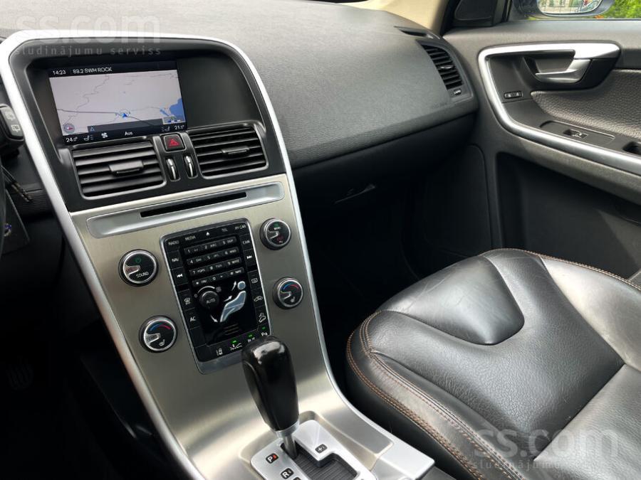 Grey Volvo XC60 2011 in Jelgava, with an engine capacity of 2.40 L and mileage of 286 thousand km for 9996 €, photo 19 on AUTOMOTO.COM.LV