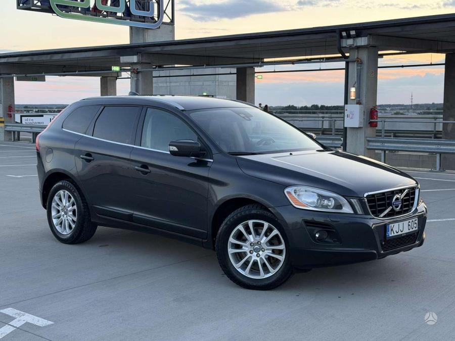 Grey Volvo XC60 2011 in Vilnius, with an engine capacity of 2.40 L and mileage of 335 thousand km for 4999 €, photo 3 on AUTOMOTO.COM.LV