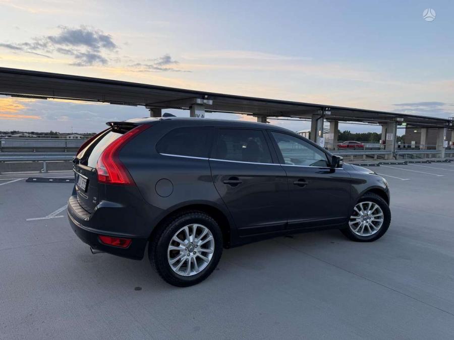 Grey Volvo XC60 2011 in Vilnius, with an engine capacity of 2.40 L and mileage of 335 thousand km for 4999 €, photo 12 on AUTOMOTO.COM.LV