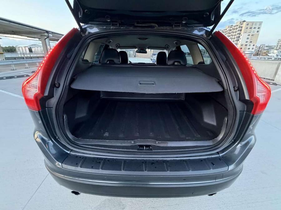 Grey Volvo XC60 2011 in Vilnius, with an engine capacity of 2.40 L and mileage of 335 thousand km for 4999 €, photo 15 on AUTOMOTO.COM.LV