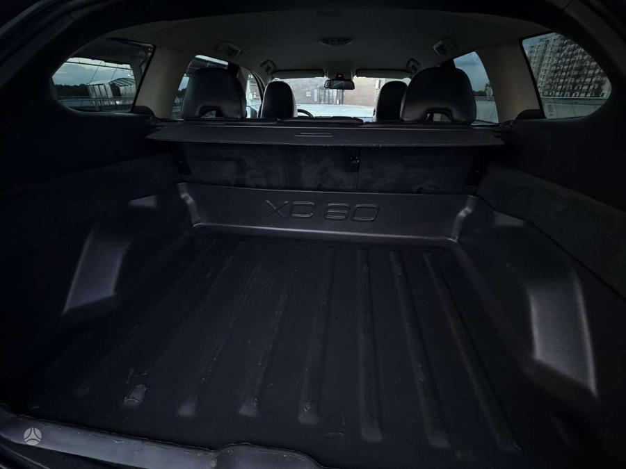 Grey Volvo XC60 2011 in Vilnius, with an engine capacity of 2.40 L and mileage of 335 thousand km for 4999 €, photo 16 on AUTOMOTO.COM.LV