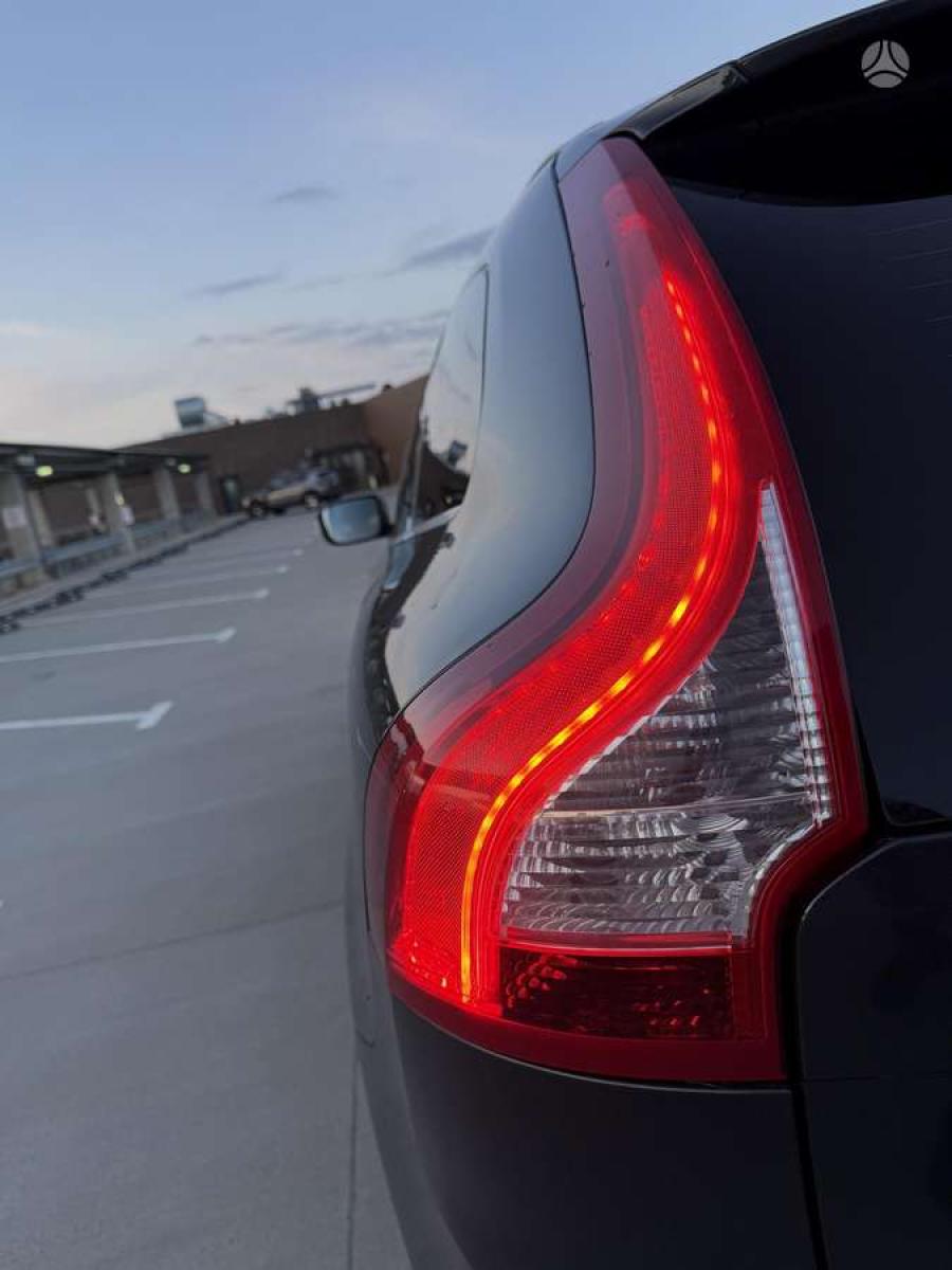 Grey Volvo XC60 2011 in Vilnius, with an engine capacity of 2.40 L and mileage of 335 thousand km for 4999 €, photo 18 on AUTOMOTO.COM.LV
