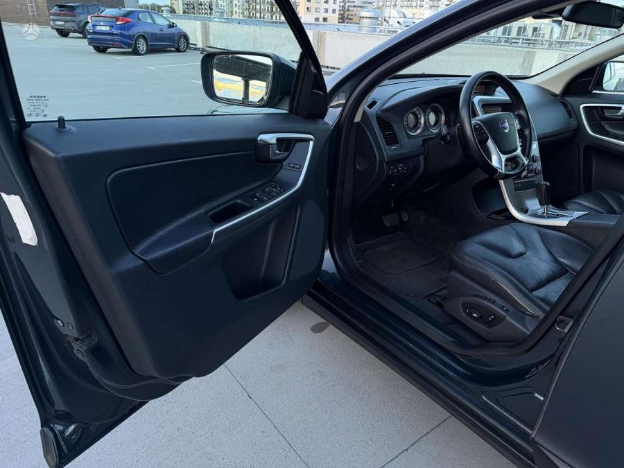 Grey Volvo XC60 2011 in Vilnius, with an engine capacity of 2.40 L and mileage of 335 thousand km for 4999 €, photo 22 on AUTOMOTO.COM.LV