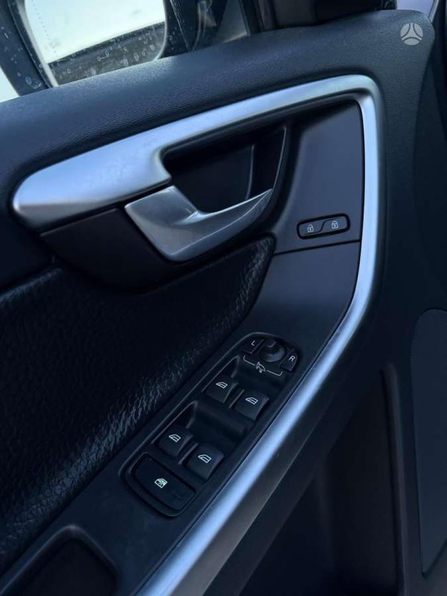 Grey Volvo XC60 2011 in Vilnius, with an engine capacity of 2.40 L and mileage of 335 thousand km for 4999 €, photo 23 on AUTOMOTO.COM.LV