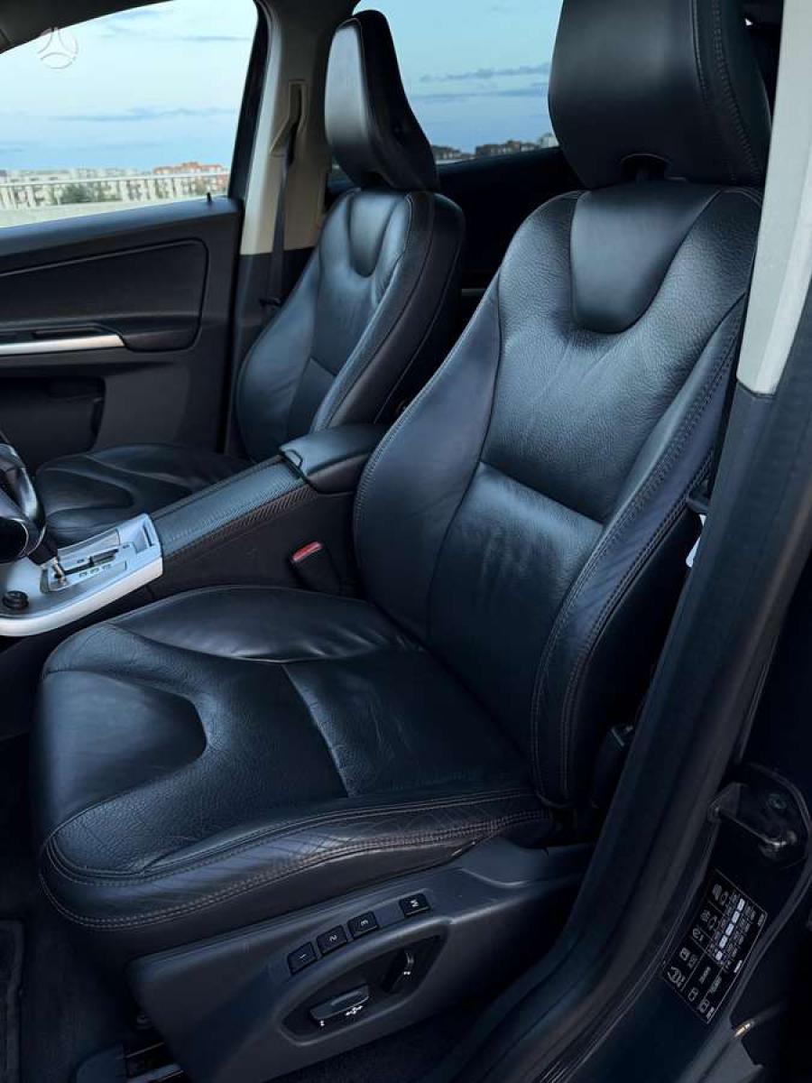 Grey Volvo XC60 2011 in Vilnius, with an engine capacity of 2.40 L and mileage of 335 thousand km for 4999 €, photo 24 on AUTOMOTO.COM.LV