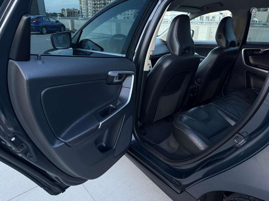 Grey Volvo XC60 2011 in Vilnius, with an engine capacity of 2.40 L and mileage of 335 thousand km for 4999 €, photo 26 on AUTOMOTO.COM.LV