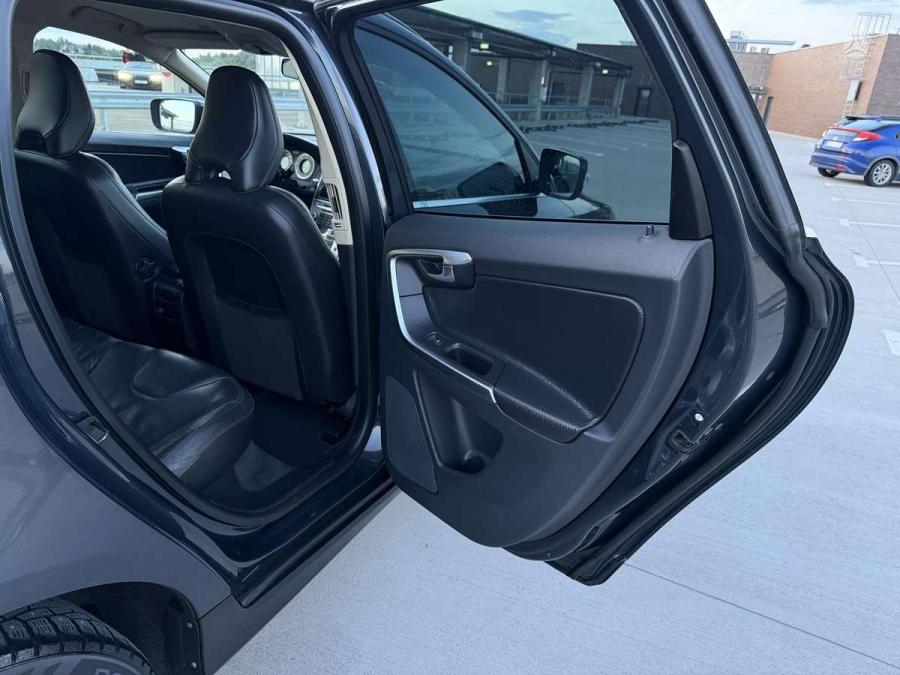 Grey Volvo XC60 2011 in Vilnius, with an engine capacity of 2.40 L and mileage of 335 thousand km for 4999 €, photo 28 on AUTOMOTO.COM.LV