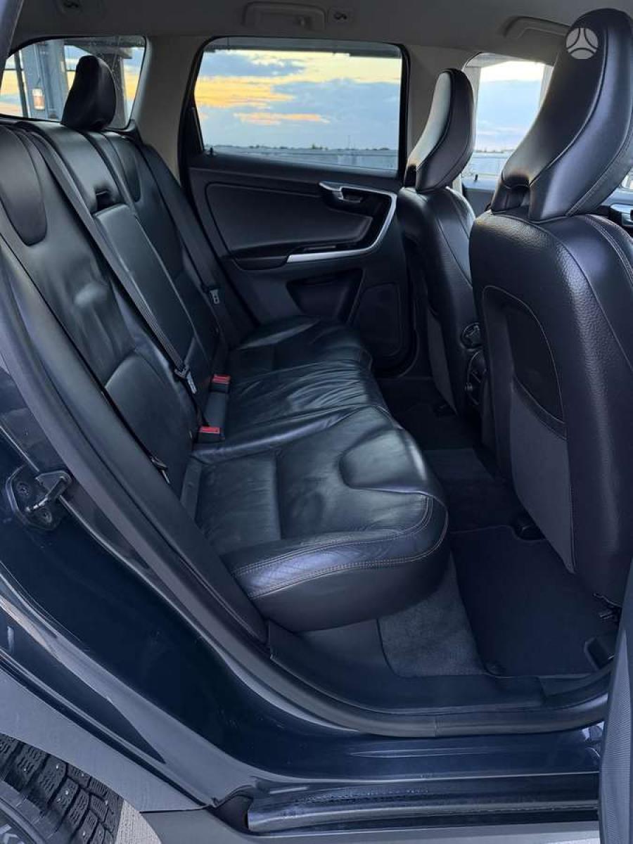 Grey Volvo XC60 2011 in Vilnius, with an engine capacity of 2.40 L and mileage of 335 thousand km for 4999 €, photo 29 on AUTOMOTO.COM.LV