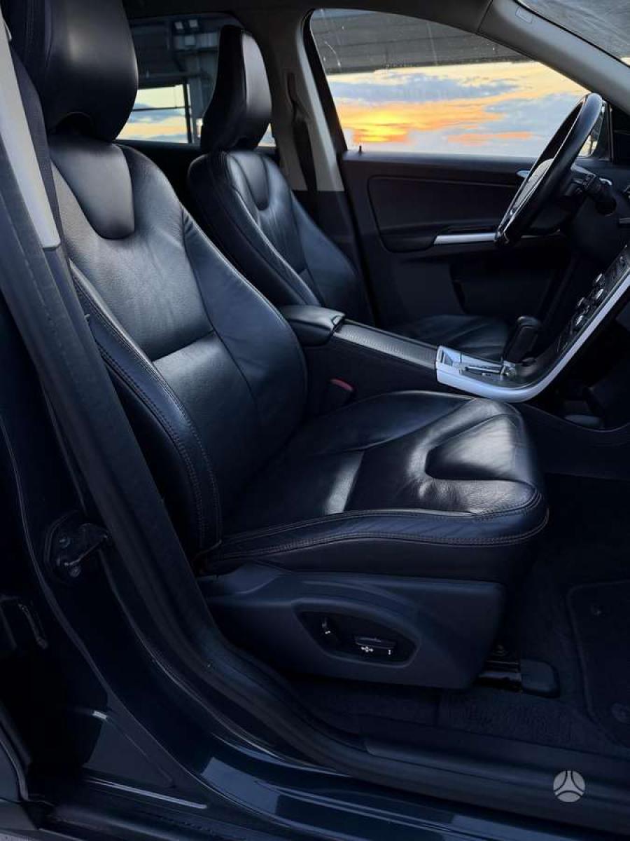 Grey Volvo XC60 2011 in Vilnius, with an engine capacity of 2.40 L and mileage of 335 thousand km for 4999 €, photo 31 on AUTOMOTO.COM.LV